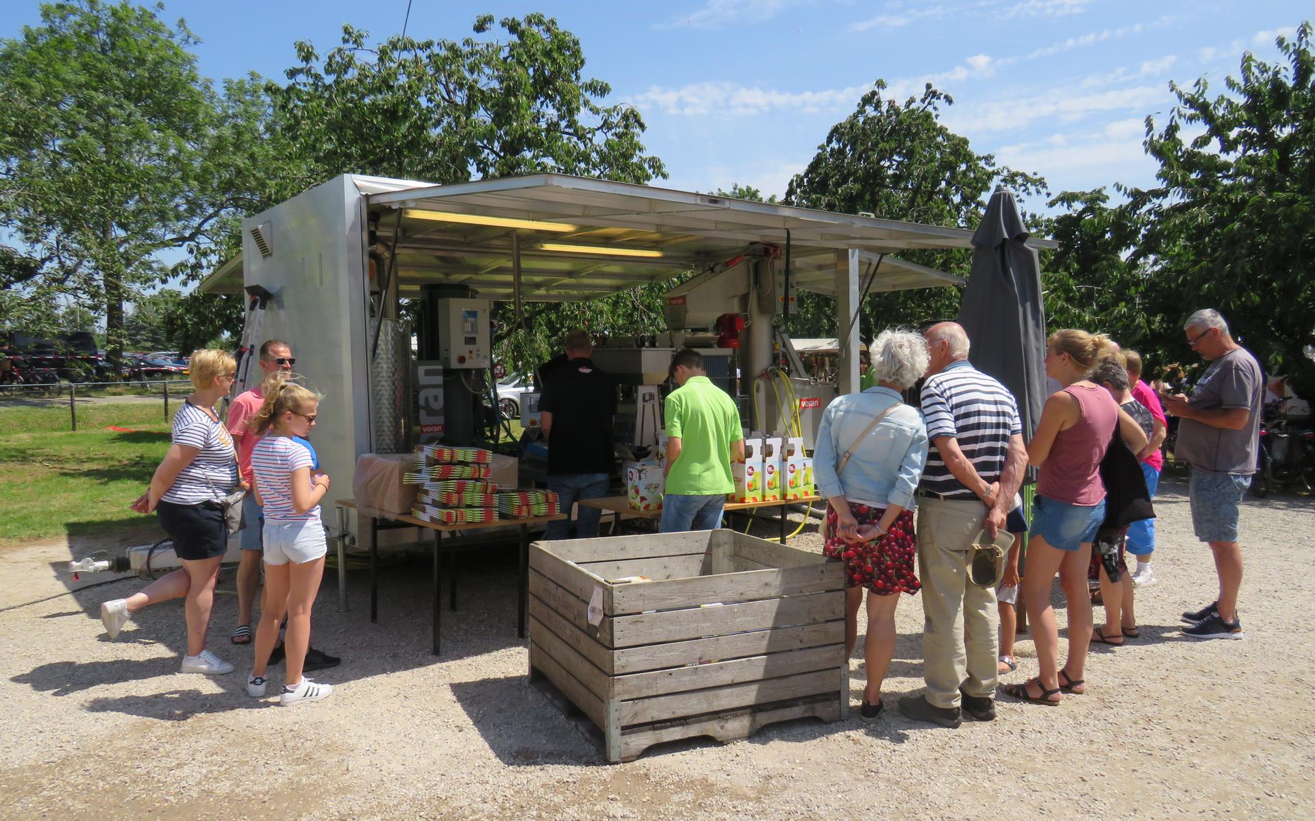 Fruitpers- en Oogstdag bij Welkoop Westerbork - Dagblad van het Noorden