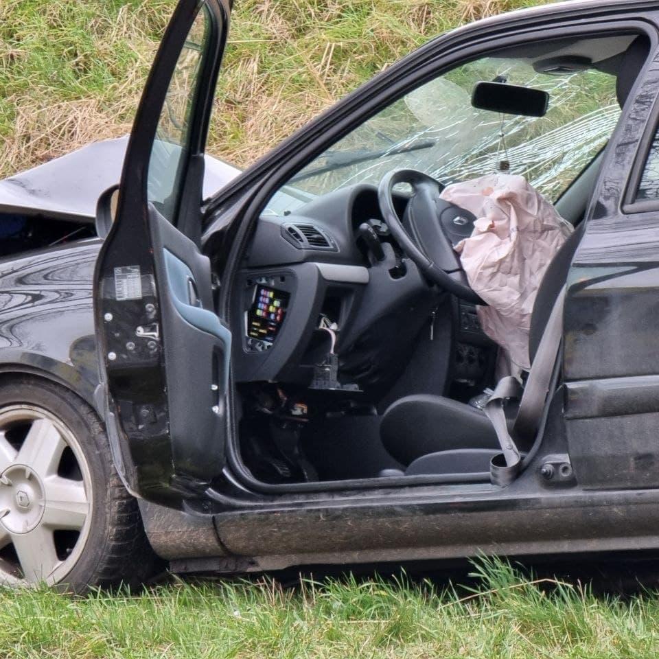 Auto botst tegen boom in Scheemda. Twee inzittenden naar ziekenhuis ...