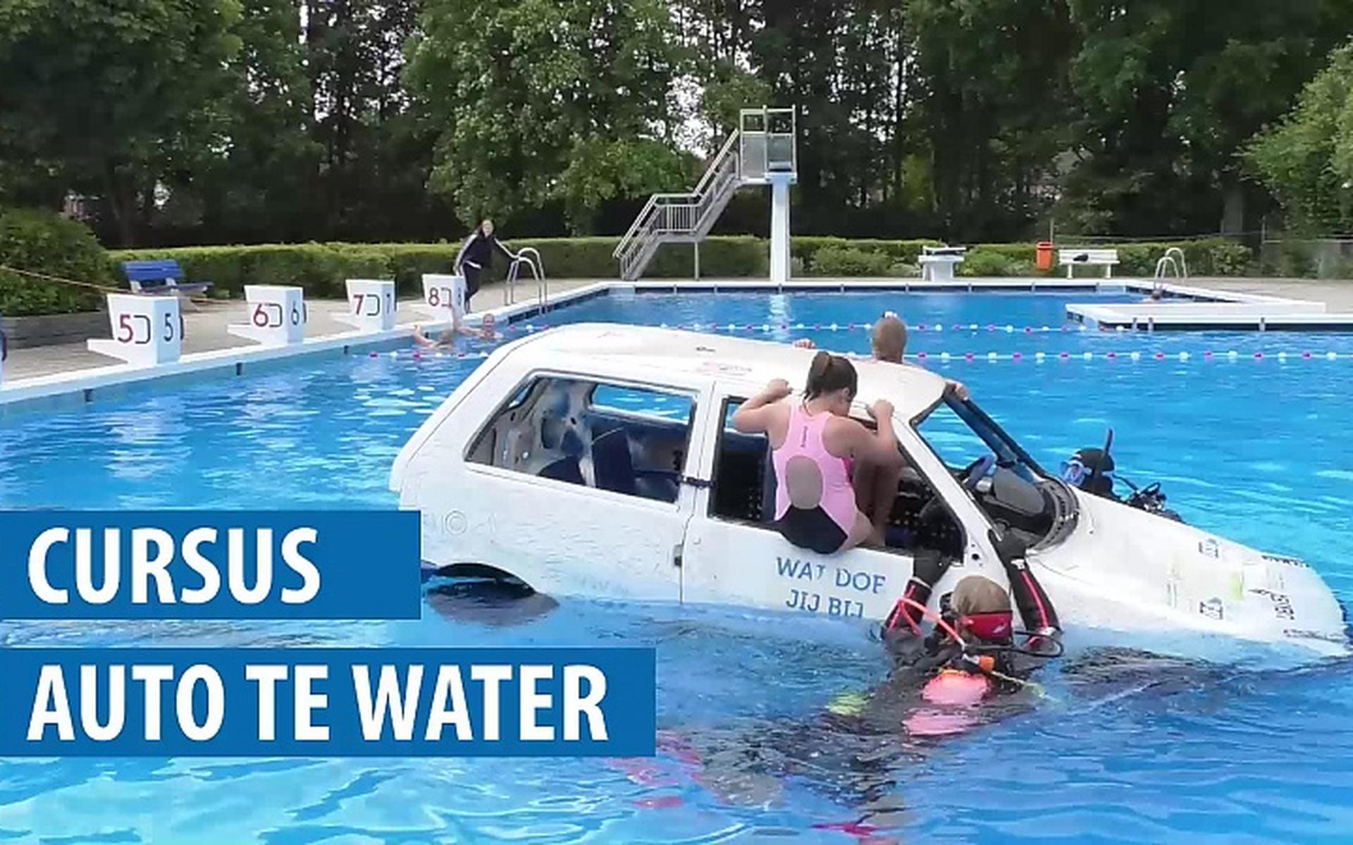 Gordels los, raam open en zo snel mogelijk die auto uit. Zo gaat het ...