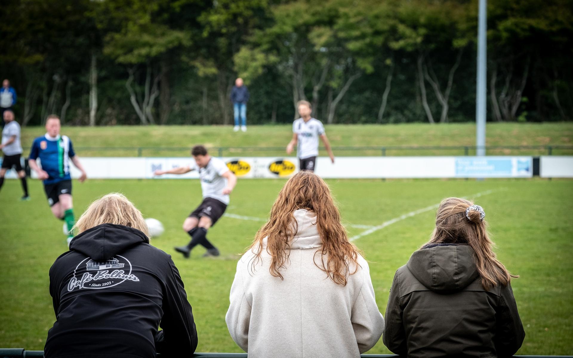 VVK klopt VV Haren in kampioenskraker op Sportpark De Koepel in Haren ...