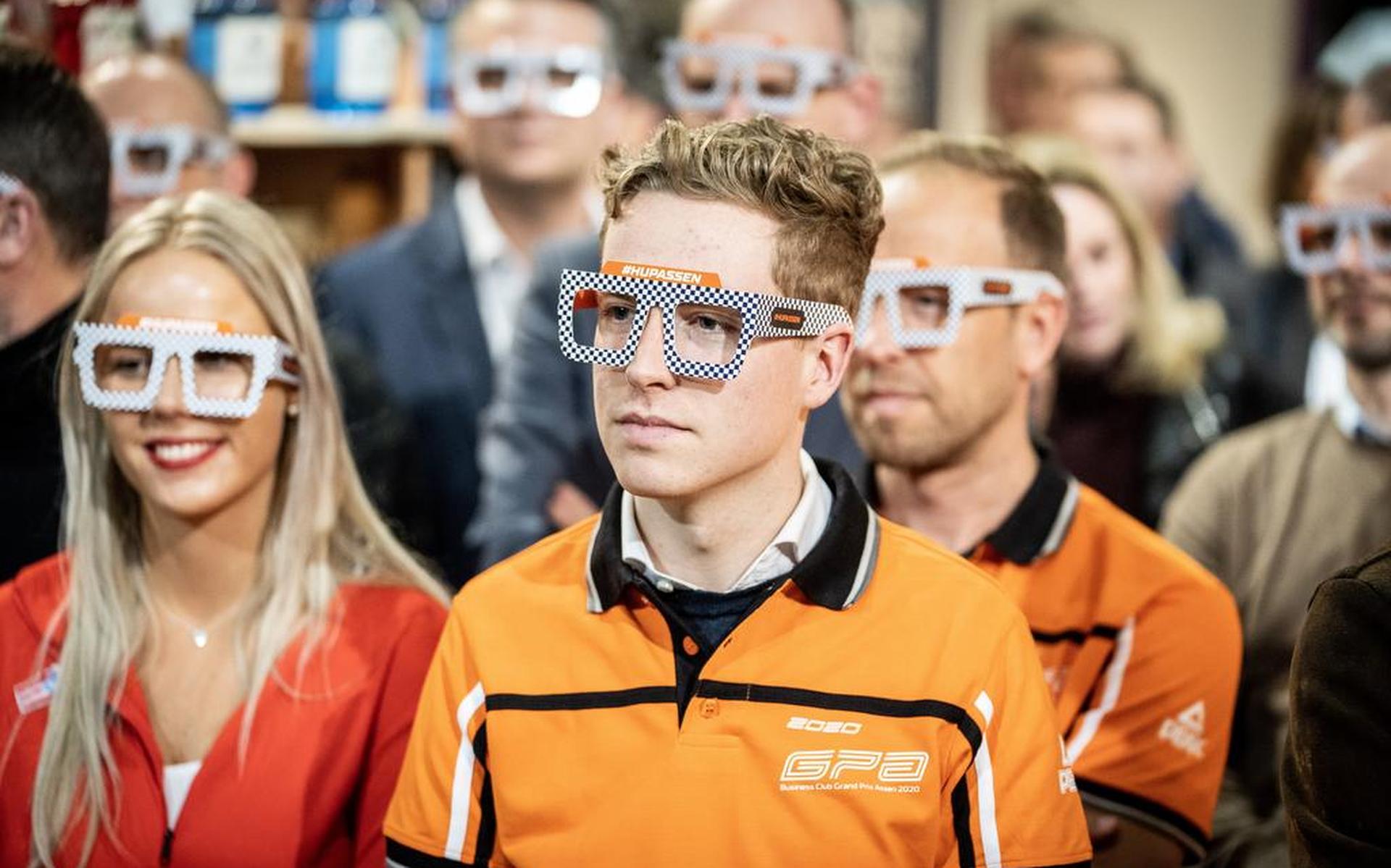 Met dit zwart-wit geblokte brilletje (oplage 2 miljoen stuks) hengelt ...