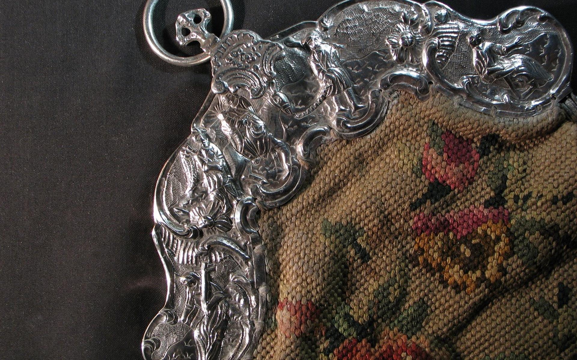 Textiel in allerlei vormen en maten en nieuw oud zilver uit de Franse ...