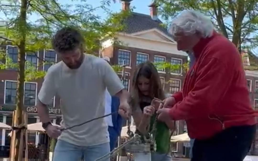 Tijdcapsule Nieuwsblad van het Noorden weer onder de Grote Markt. En ...