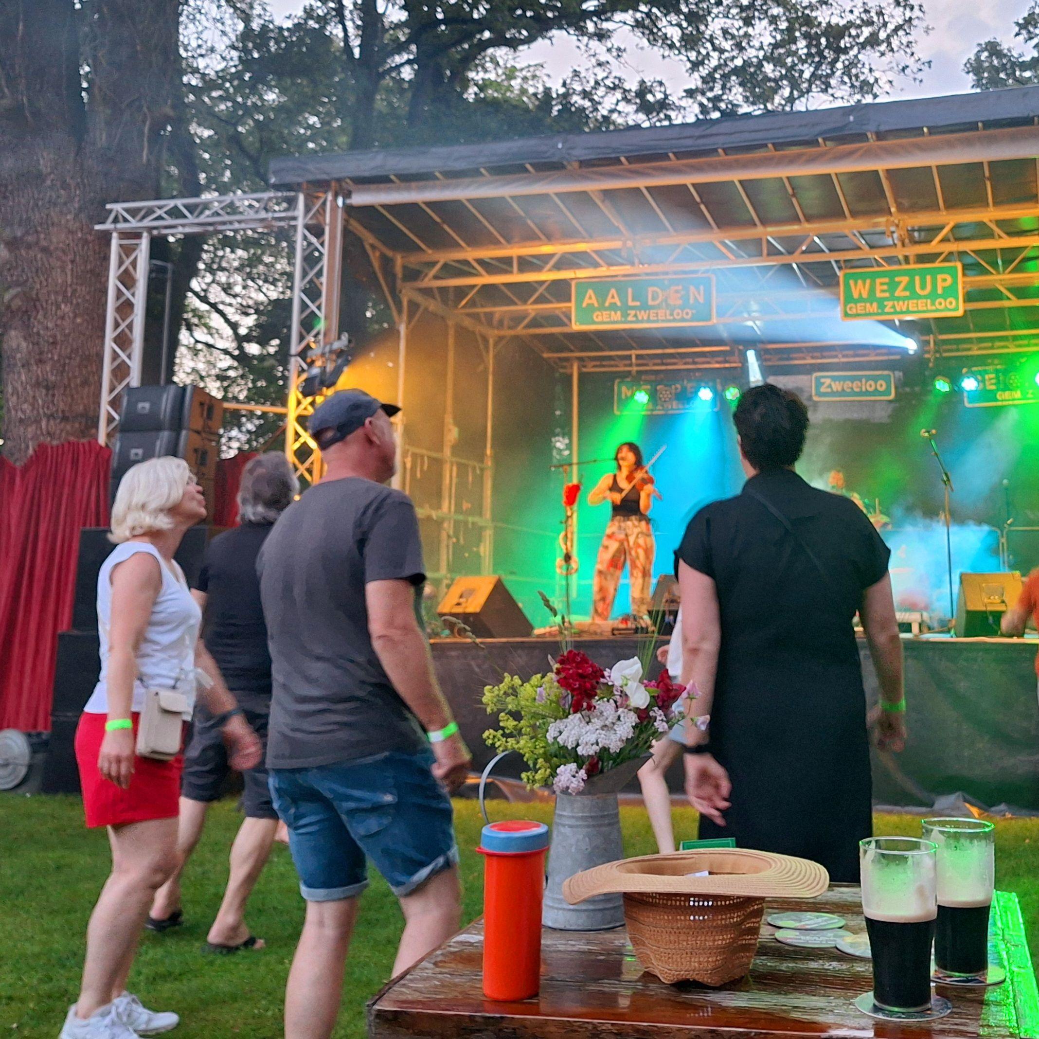 Genieten van folkmuziek in Oud-Aalden. Legendarisch café Perkaan keert ...