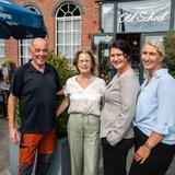 Zusjes Ellina (43) en Mariska (40) gaan Old School aan het Oldambtmeer ...