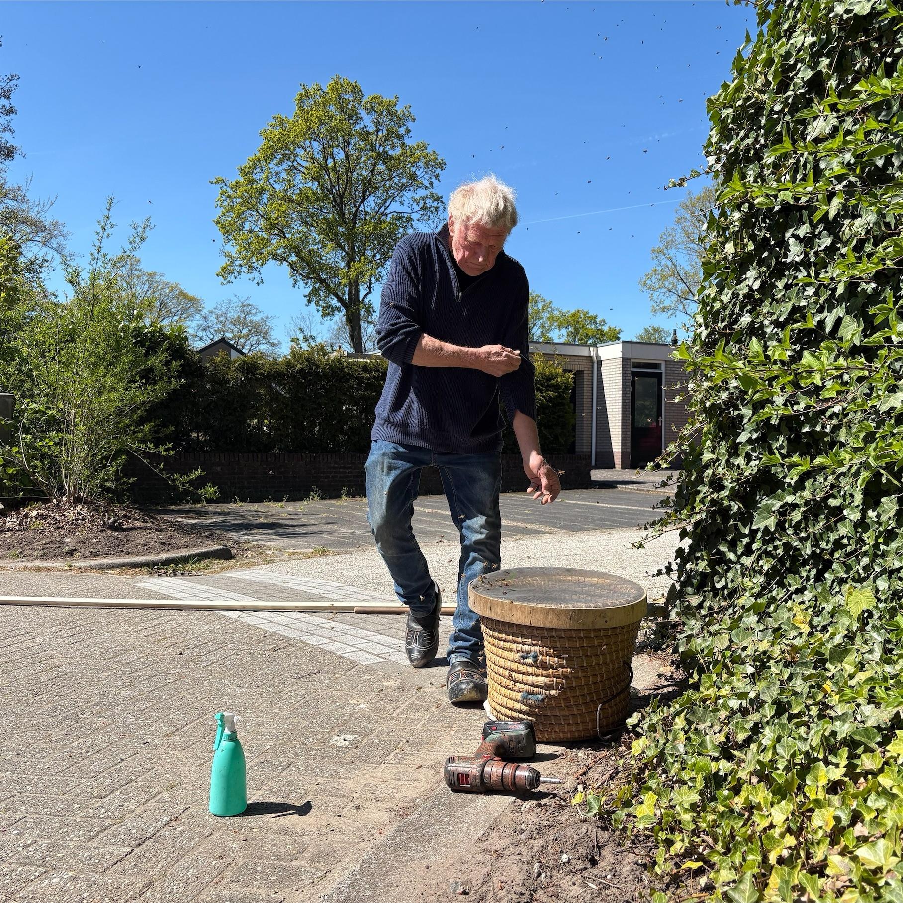 Imker Lute (79) uit Beilen leeft al zijn hele leven samen met bijen ...