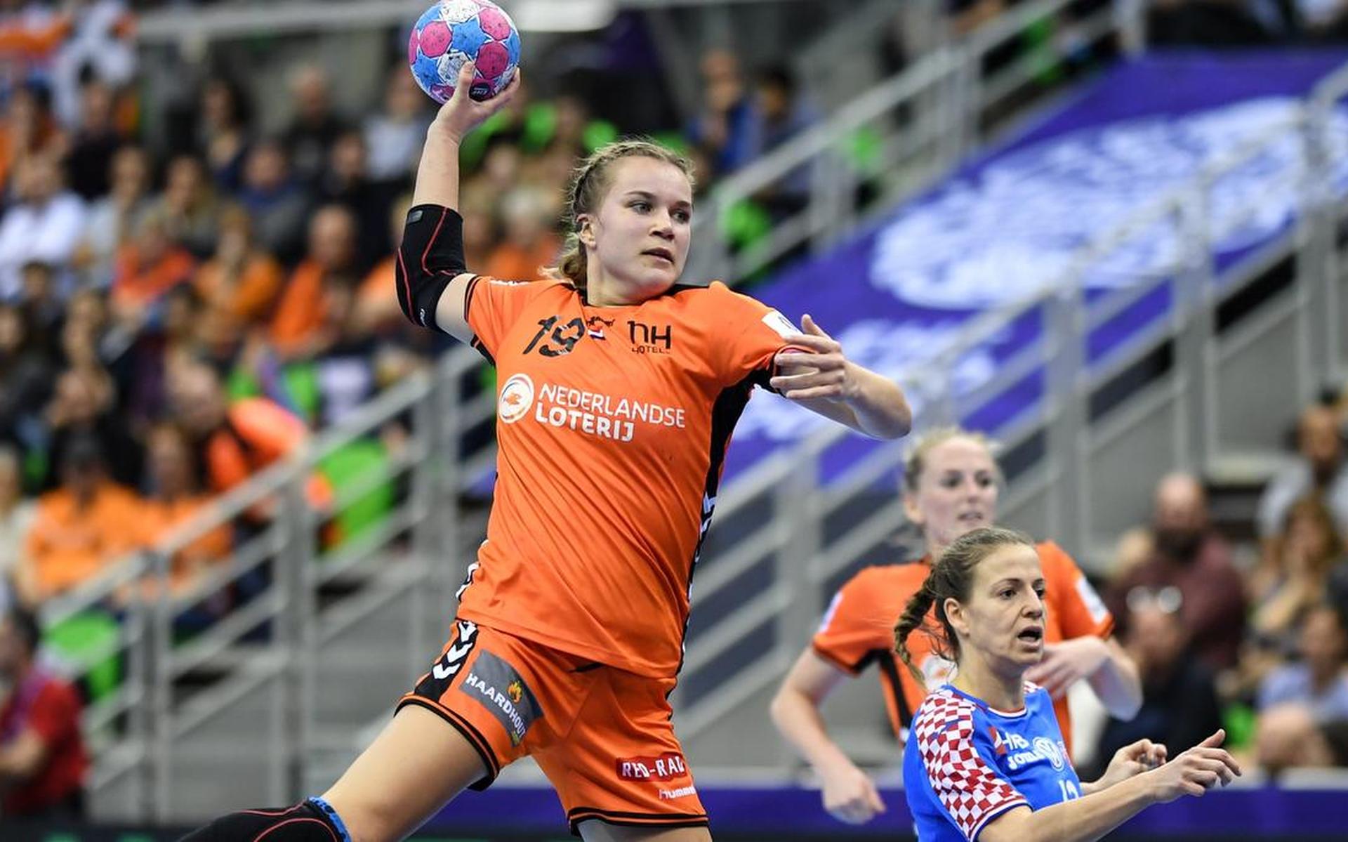Merel Freriks uit Emmen geeft in Nederlands handbalteam haar ...