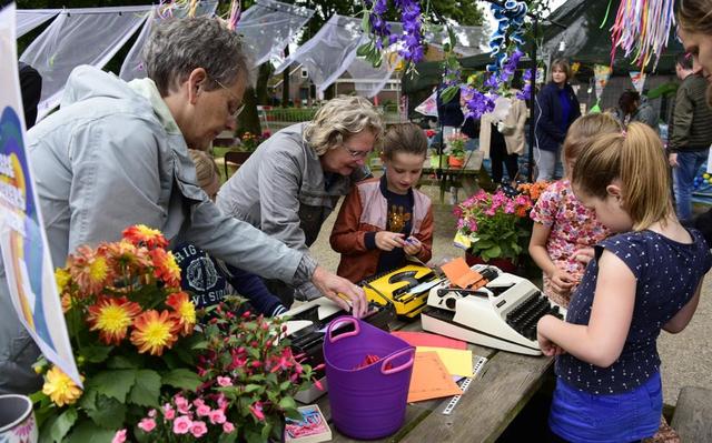 Inwoners Hooghalen staan op de drempel van hun dorpsfeest. Thema is ...