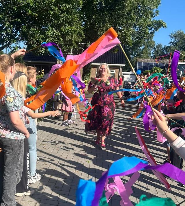 Al 25 jaar voor de klas. De Verbinding eert juf Liesbeth feestelijk ...