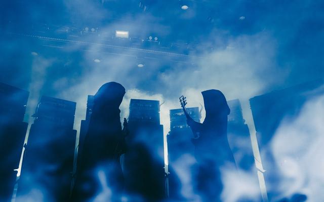 Sunn 0))) in Groningen: heel veel decibellen, heel veel rook - Dagblad ...