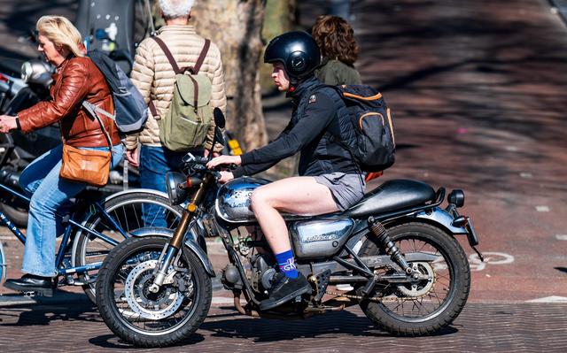 Motor rijden zonder beschermende kleding: mag dat? - Dagblad van het ...
